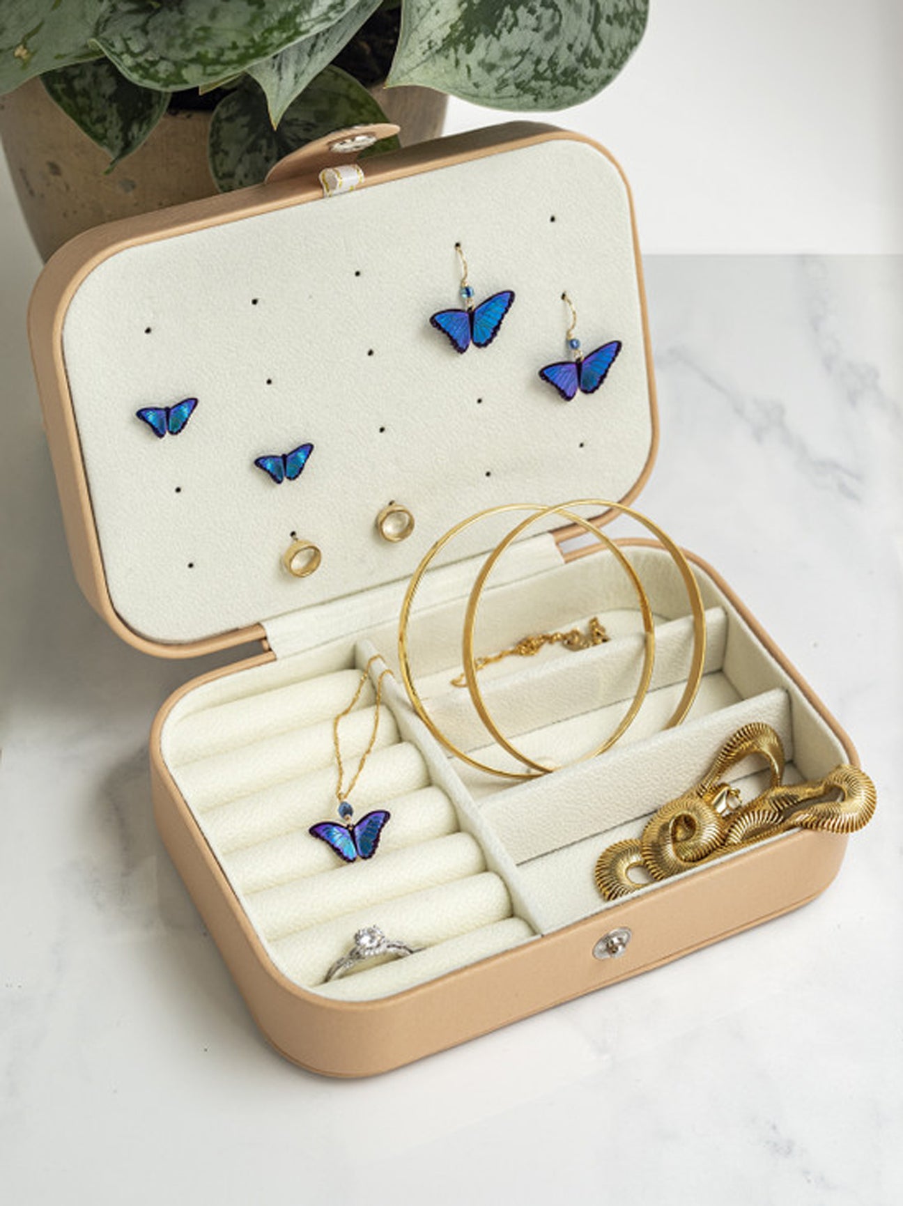 Holly Yashi Signature Jewelry Case - Pretty and practical jewelry case ...